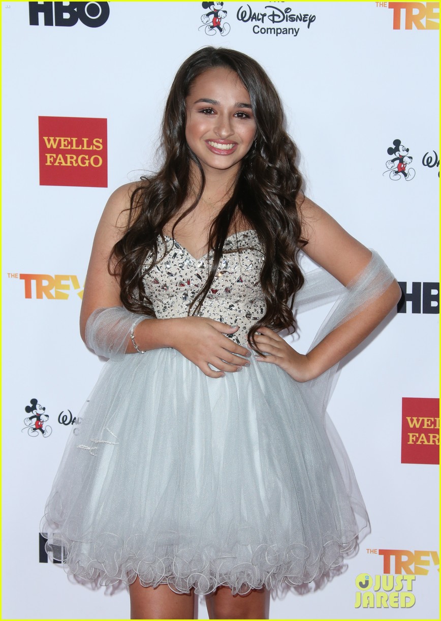 Supergirl S Jeremy Jordan Glee S Darren Criss Step Out For Trevorlive