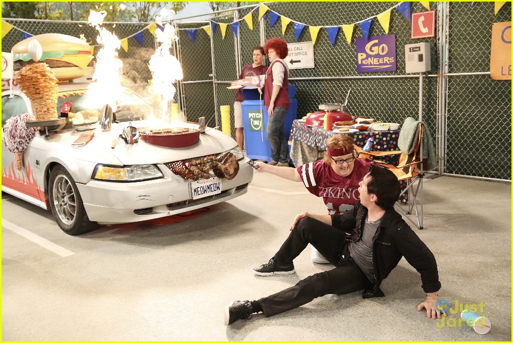Billy Unger Shows Off Team Spirit On Tonight's 'Lab Rats: Bionic Island ...