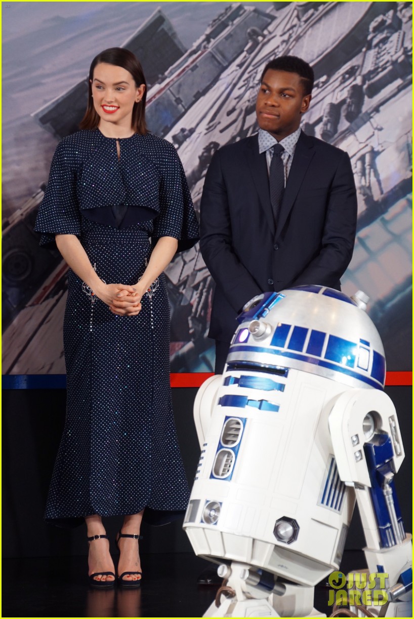 John Boyega & Daisy Ridley Do Press for 'The Force Awakens' in China ...