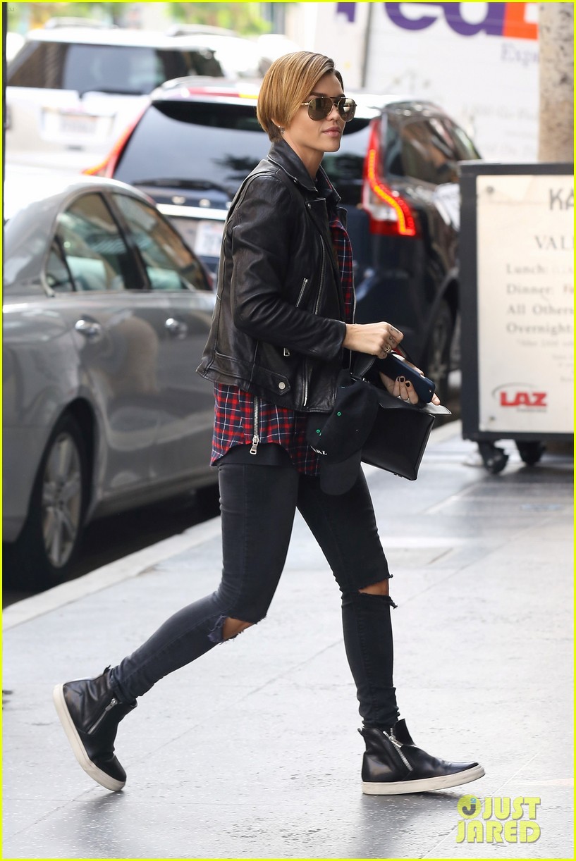 Full Sized Photo of ruby rose shows off toned body 05 | Halsey & Ruby ...