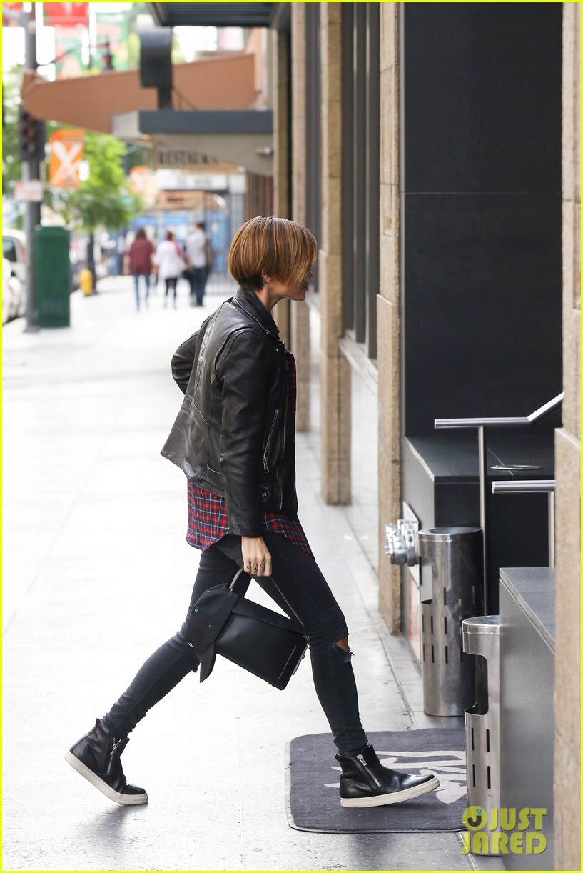 Full Sized Photo of ruby rose shows off toned body 11 | Halsey & Ruby ...