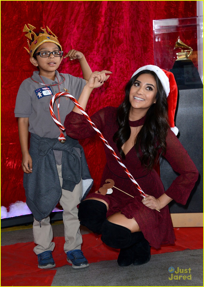 Rowan Blanchard & Shay Mitchell Bring The North Pole To Delta Airline's ...