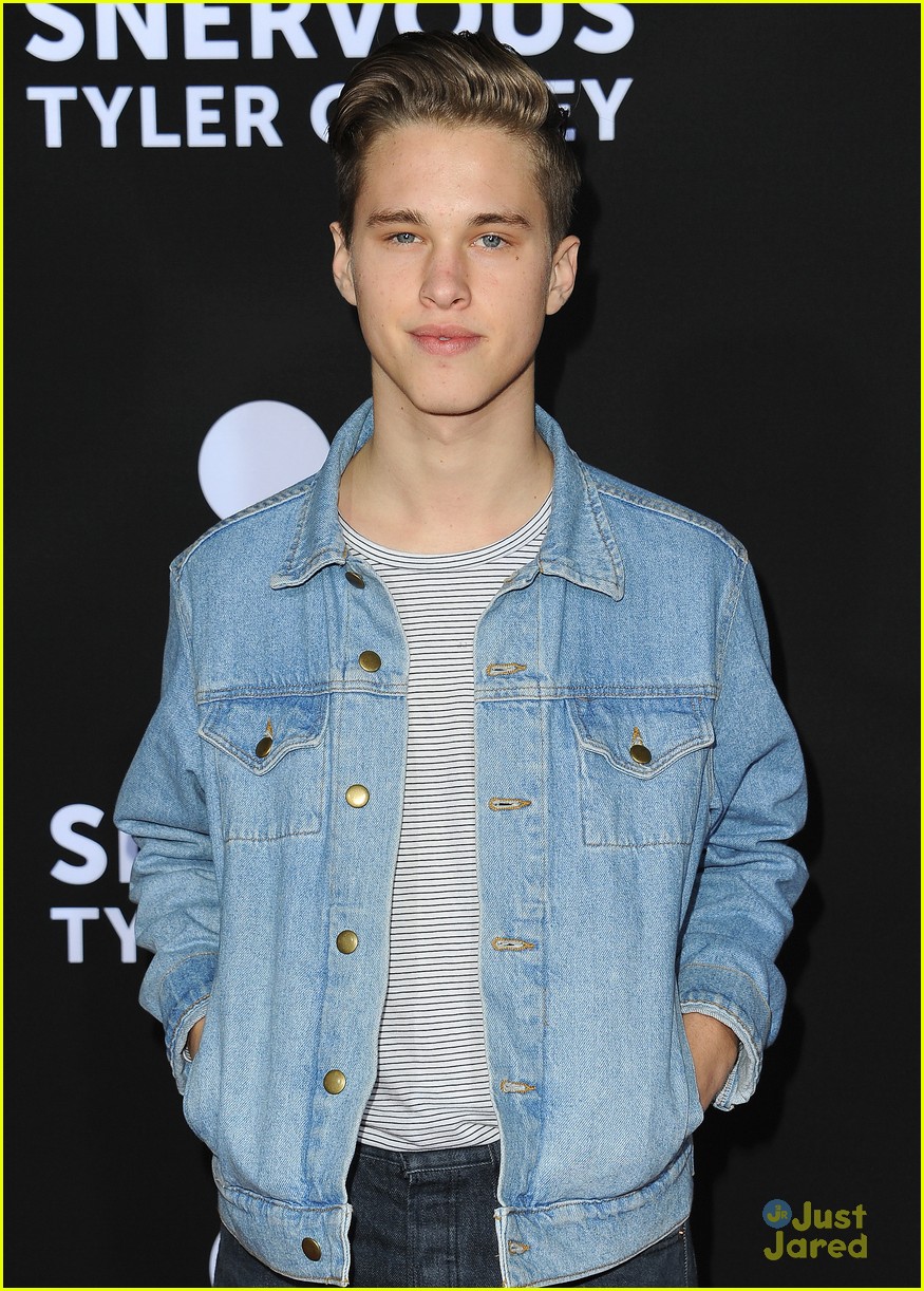 Tyler Oakley Gets Major Support From YouTubers At 'Snervous' Premiere ...