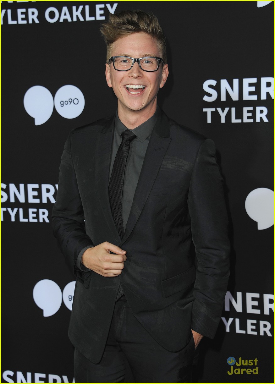 Tyler Oakley Gets Major Support From YouTubers At 'Snervous' Premiere ...