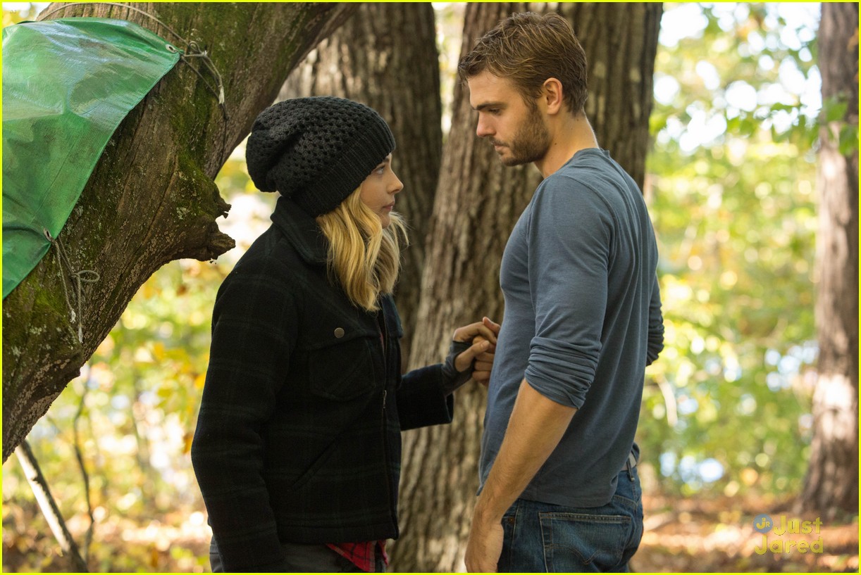 Cassie Runs Away With Sammy In New Pics & Clips From 'The 5th Wave ...