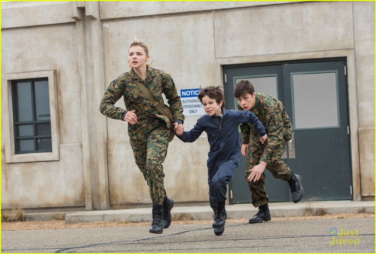 Cassie Runs Away With Sammy In New Pics & Clips From 'The 5th Wave ...