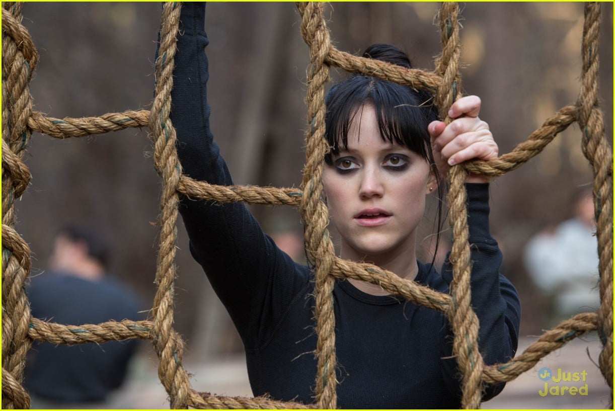 Cassie Runs Away With Sammy In New Pics & Clips From 'The 5th Wave ...