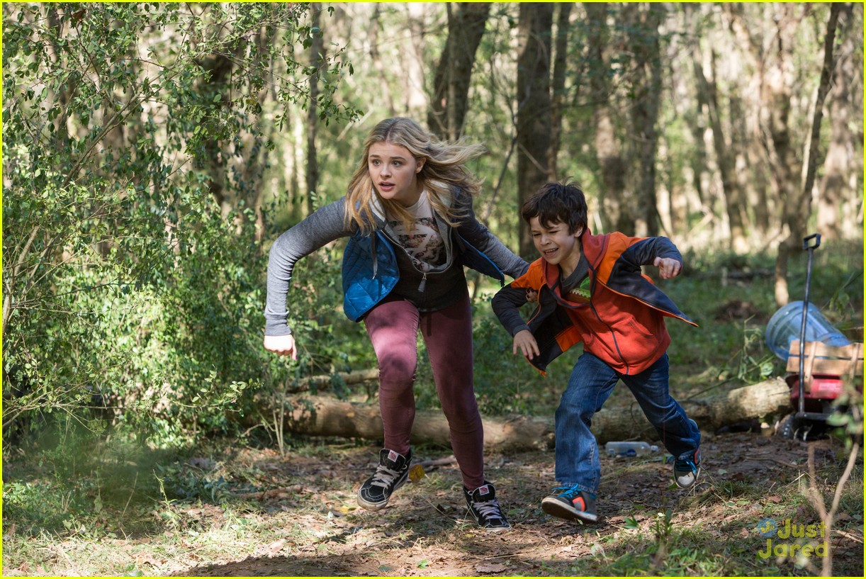 Cassie Runs Away With Sammy In New Pics & Clips From 'The 5th Wave ...