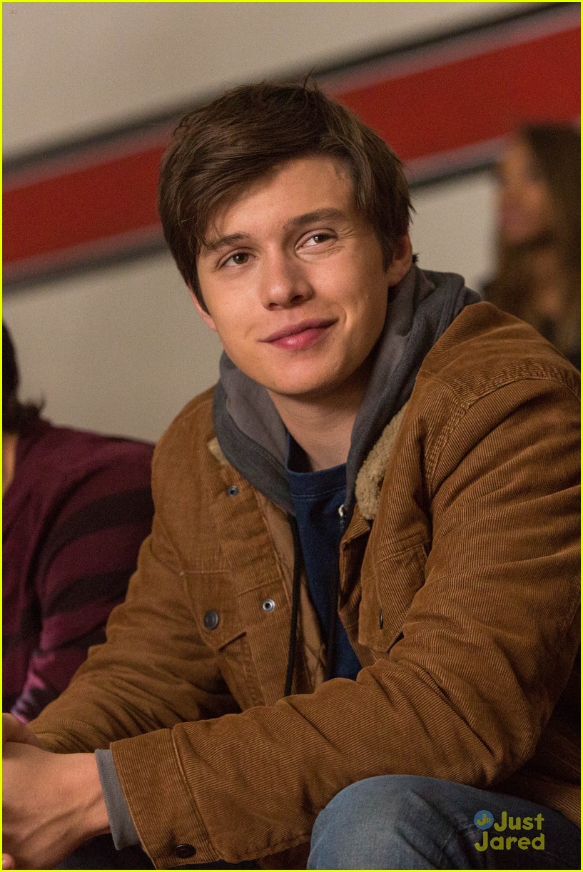 Cassie Runs Away With Sammy In New Pics & Clips From 'The 5th Wave ...