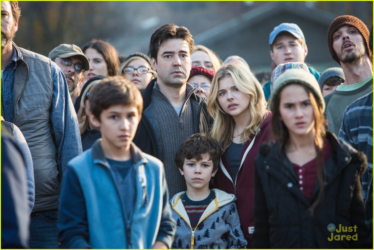 Cassie Runs Away With Sammy In New Pics & Clips From 'The 5th Wave ...