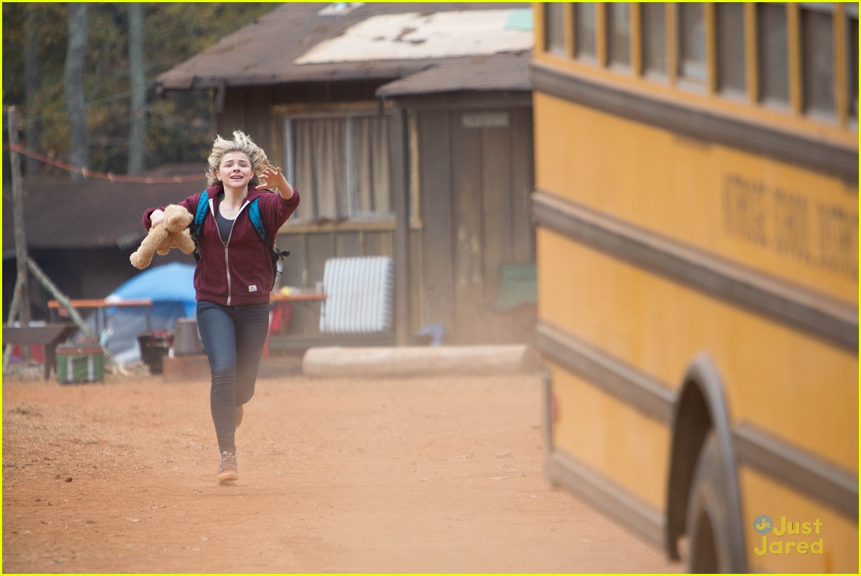 Cassie Runs Away With Sammy In New Pics & Clips From 'The 5th Wave ...