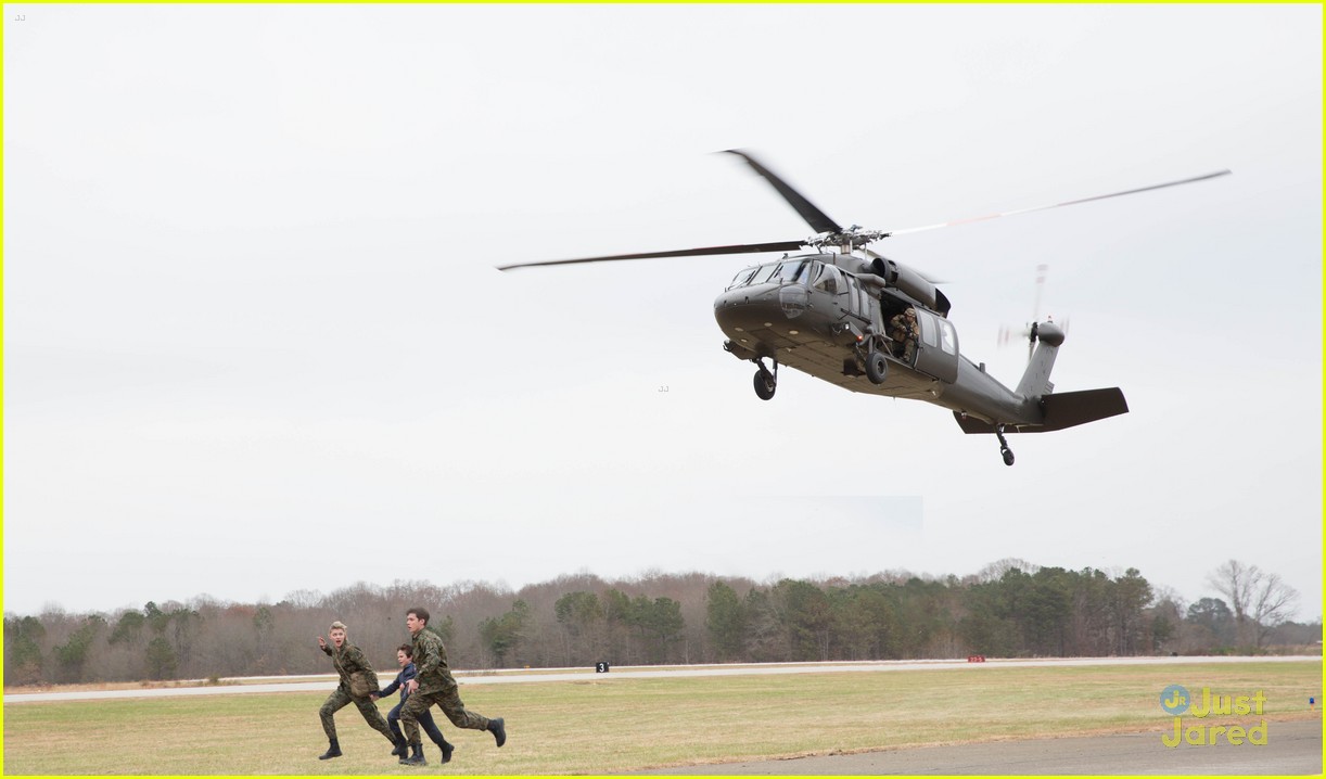 Cassie Runs Away With Sammy In New Pics & Clips From 'The 5th Wave ...