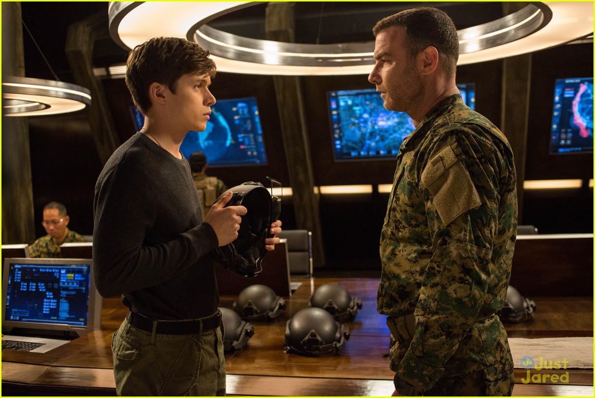 Cassie Runs Away With Sammy In New Pics & Clips From 'The 5th Wave ...