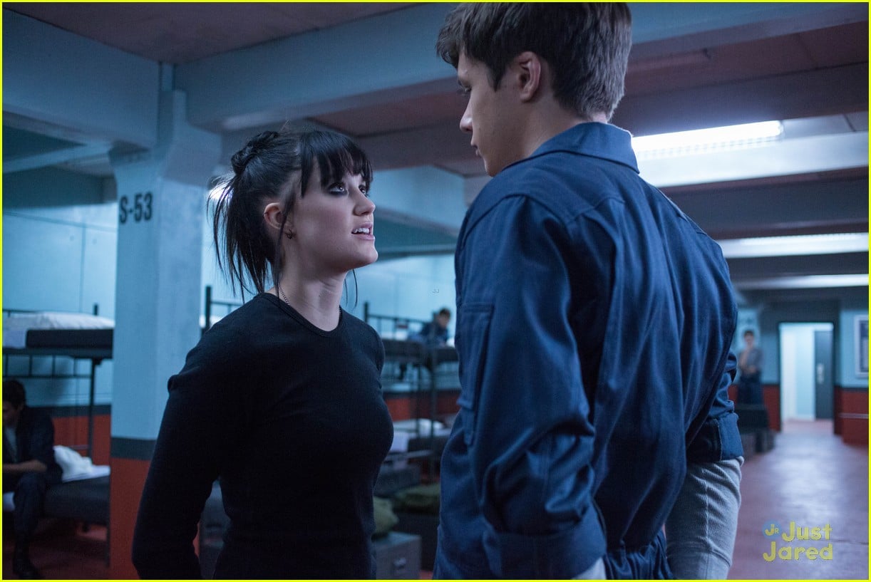 Cassie Runs Away With Sammy In New Pics & Clips From 'The 5th Wave ...