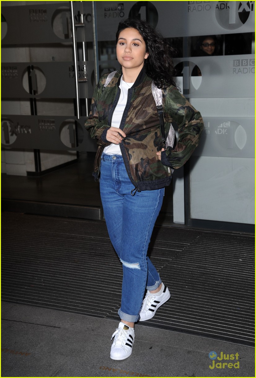 Alessia Cara Was Scared To Post Her Covers on YouTube | Photo 912275 ...