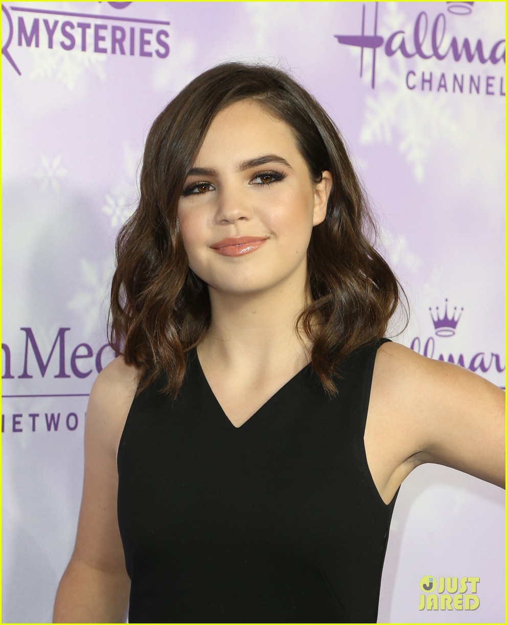 Bailee Madison Shows Off New Short Hair for Hallmark's TCA Party ...