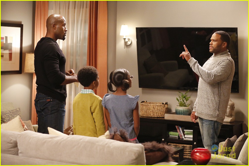 Junior Is Getting Scammed Online In Tonight's All-New 'black-ish ...