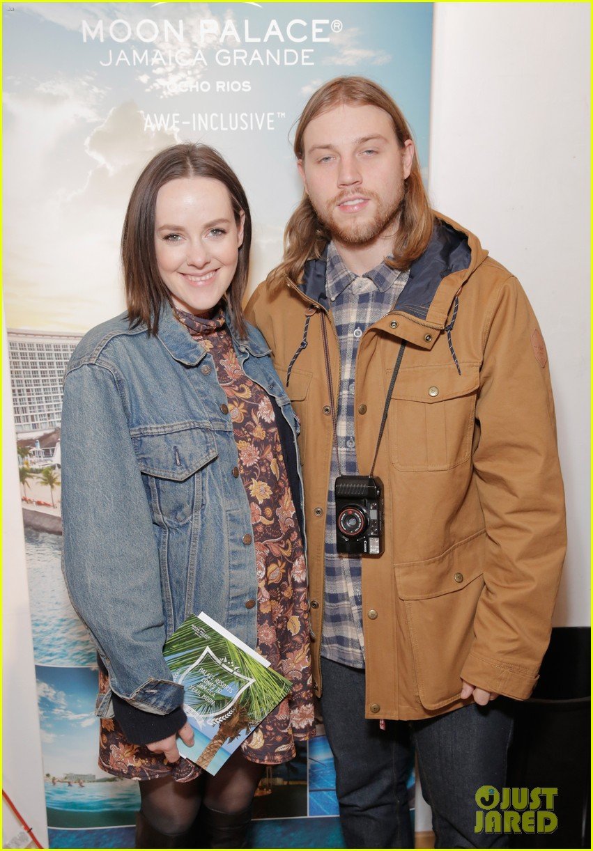 Jena Malone & Boyfriend Ethan DeLorenzo Bring Baby Bump To Sundance ...