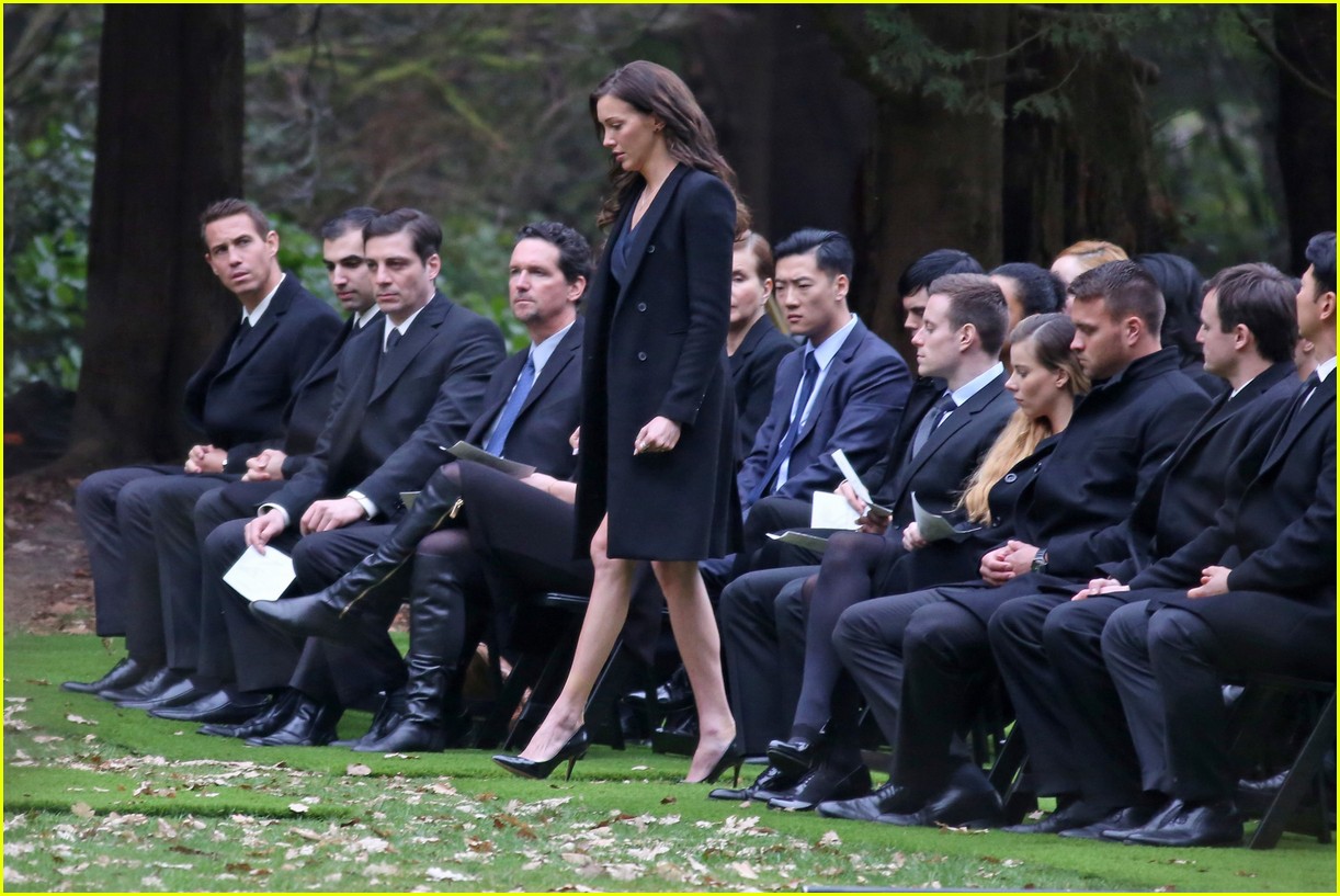 Katie Cassidy & 'Arrow' Cast Film Funeral Scene in a Cemetery | Photo ...