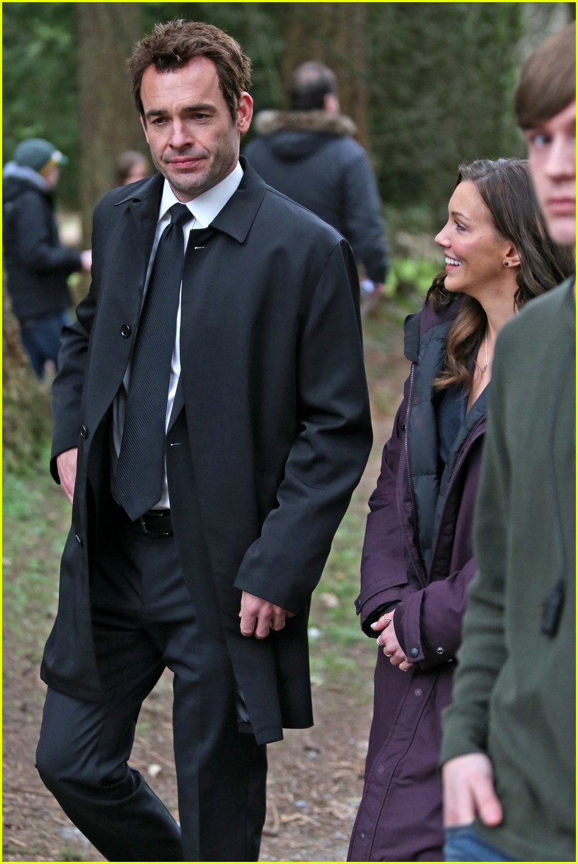 Full Sized Photo of arrow cast film cemetery scene 08 | Katie Cassidy ...