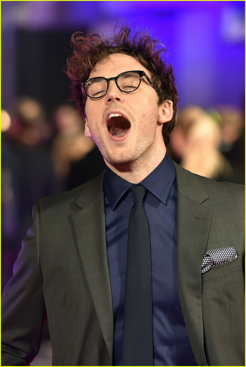 Sam Claflin Flashes a Grin at 'How To Be Single' Premiere in London ...
