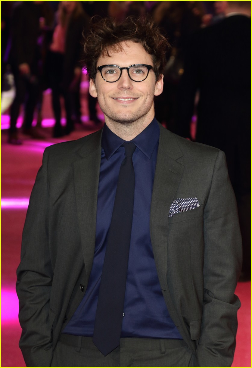 Sam Claflin Flashes a Grin at 'How To Be Single' Premiere in London ...