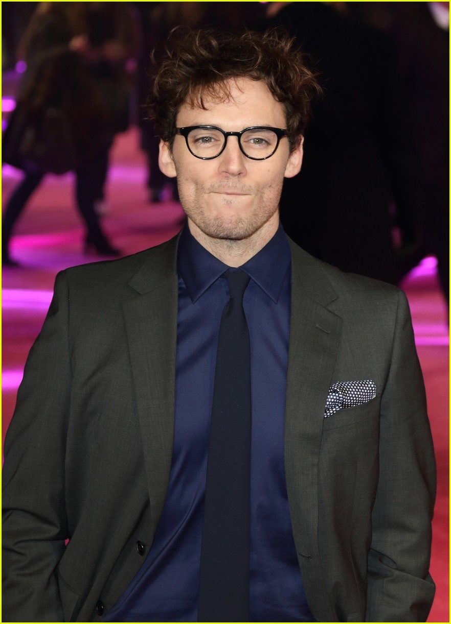 Sam Claflin Flashes a Grin at 'How To Be Single' Premiere in London ...