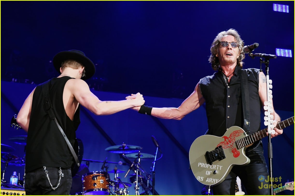 Cody Simpson Plays 'Jessie's Girl' With Rick Springfield at iHeart 80s ...
