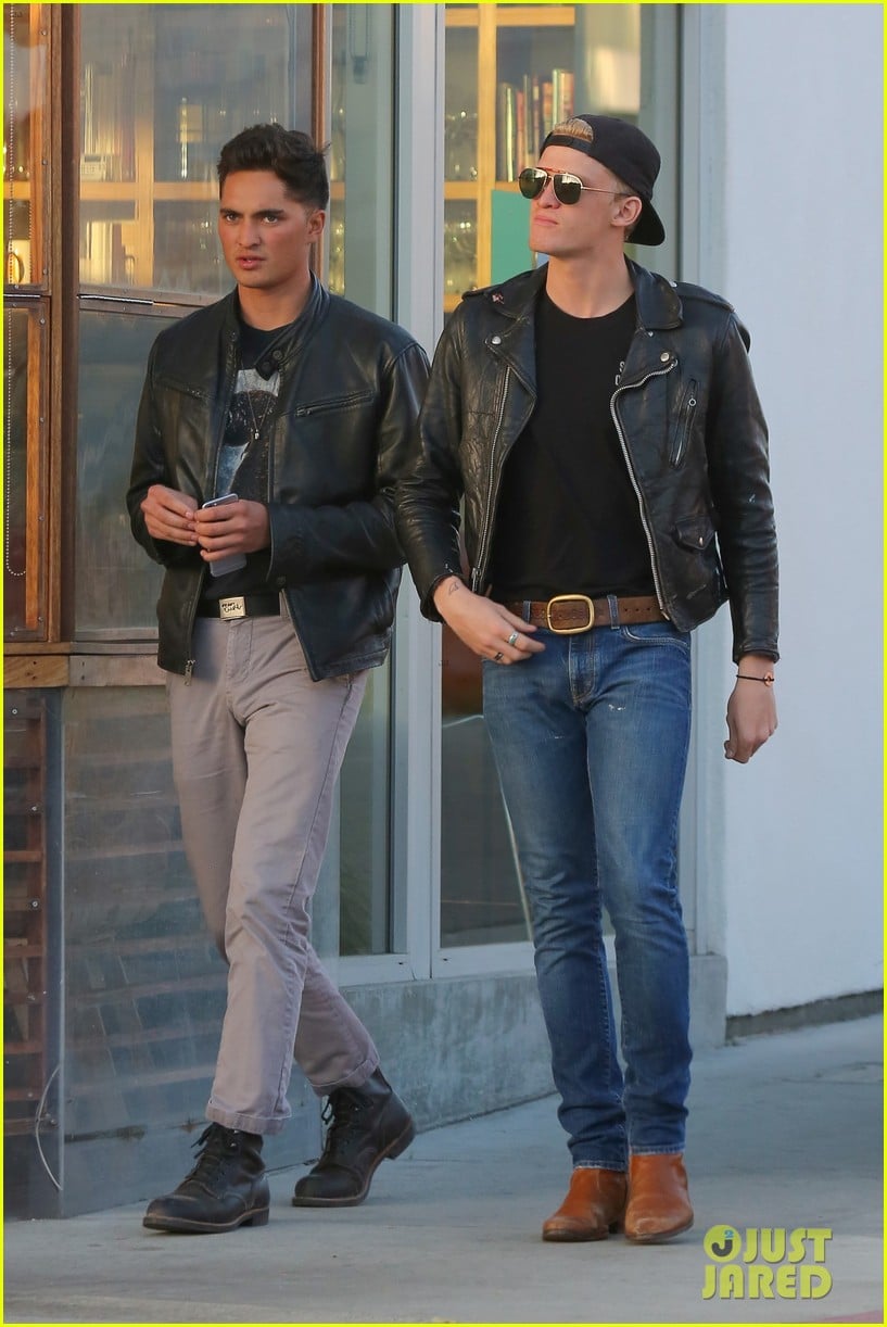 Full Sized Photo of cody simpson walk friends venice 01 | Cody Simpson ...