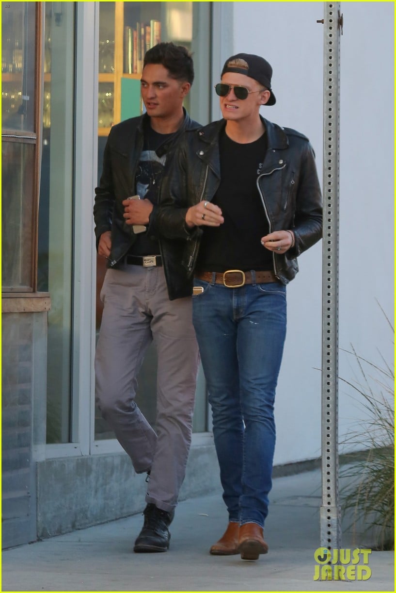 Full Sized Photo of cody simpson walk friends venice 05 | Cody Simpson ...