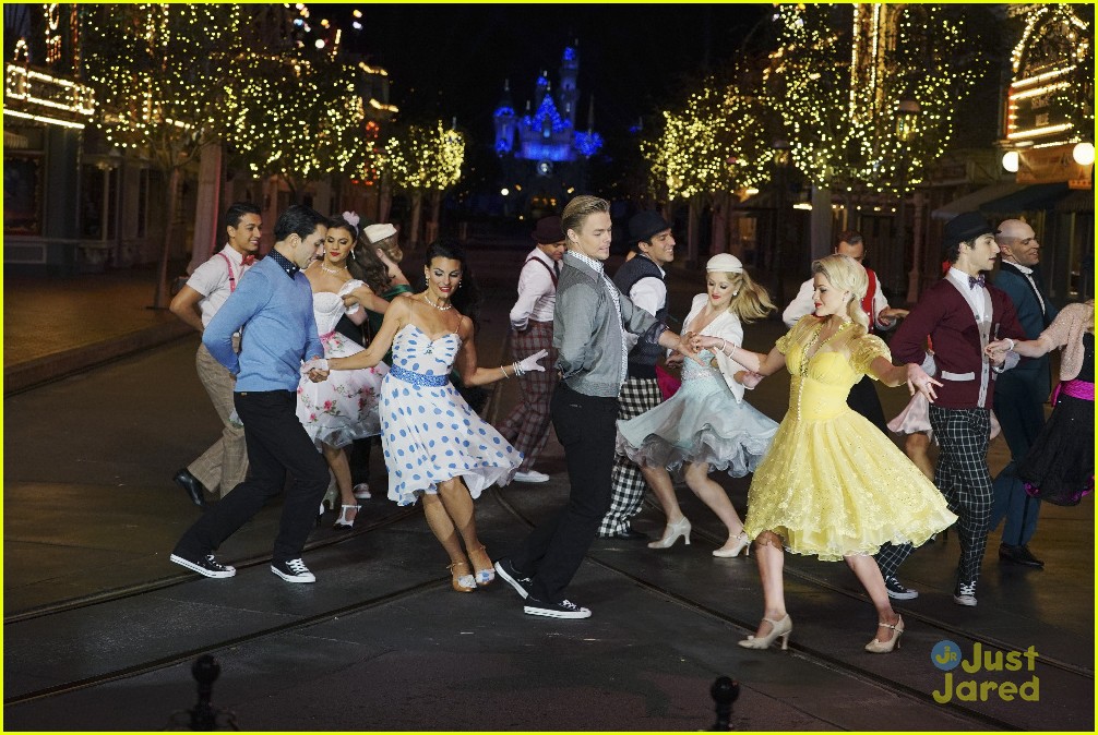 'The Wonderful World of Disneyland 60' Special Sneak Peek: Derek Hough ...