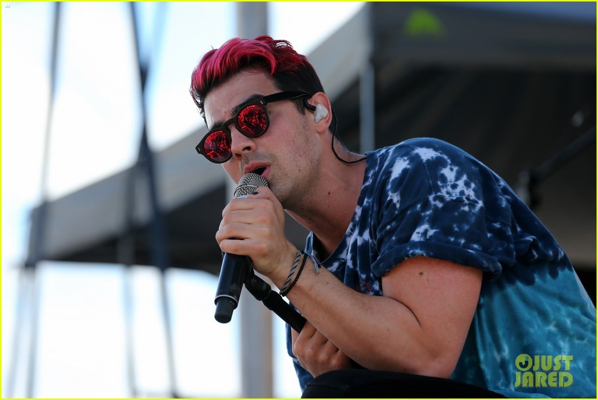 Joe Jonas & DNCE Perform for Models on South Beach! | Photo 932588 ...