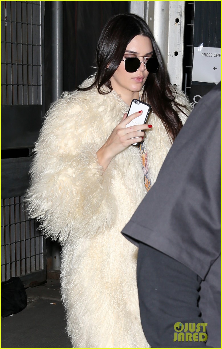 Gigi Hadid & Kendall Jenner Pose with Legendary Designer at DVF Show ...