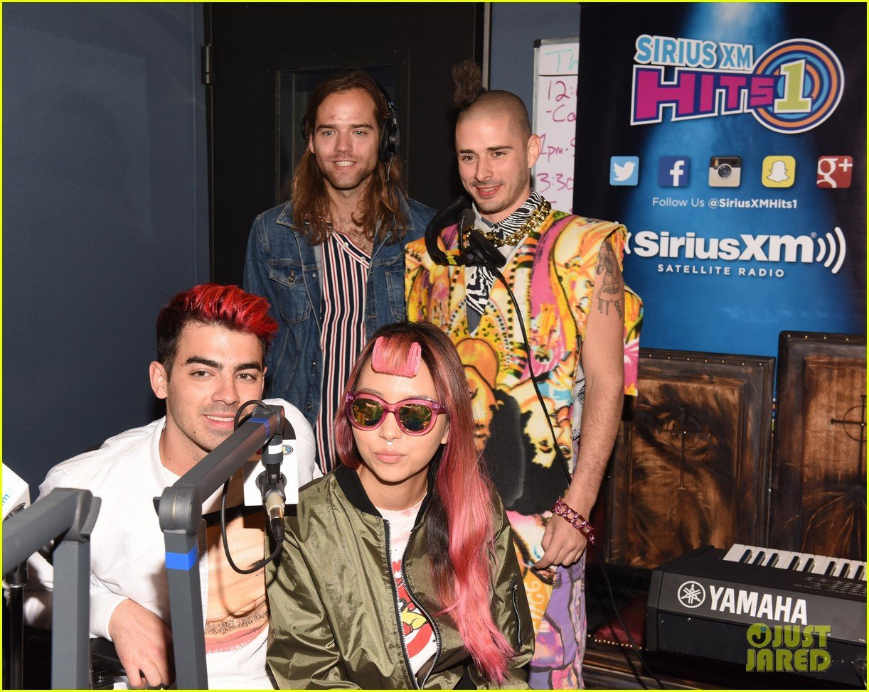 Hailee Steinfeld & DNCE Announce 'Rock Bottom' Song Collaboration ...