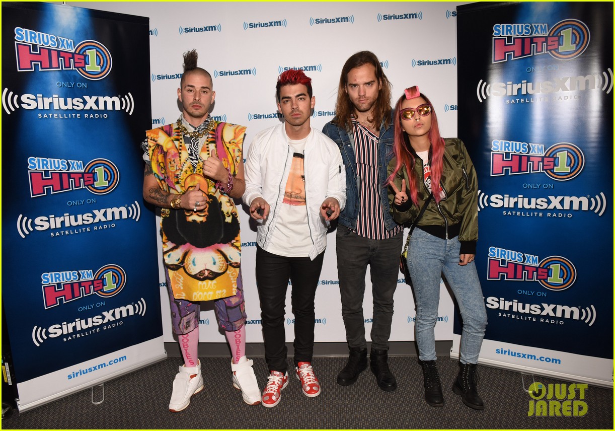Hailee Steinfeld & DNCE Announce 'Rock Bottom' Song Collaboration ...