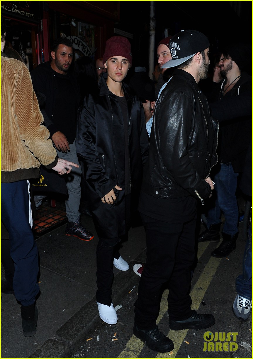 Full Sized Photo of justin bieber greets fans outside club 01 | Justin ...