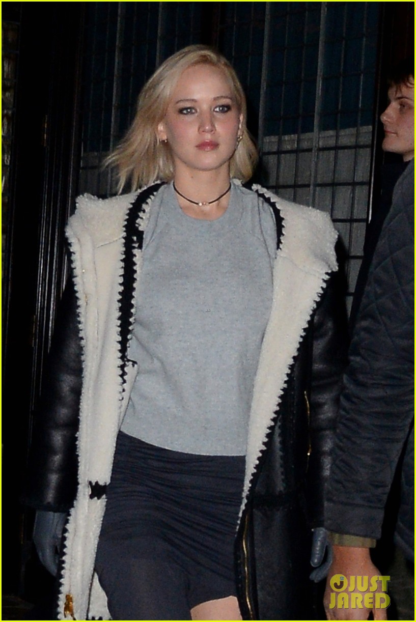 Jennifer Lawrence Braves the Cold While Baring Some Skin | Photo 931458 ...