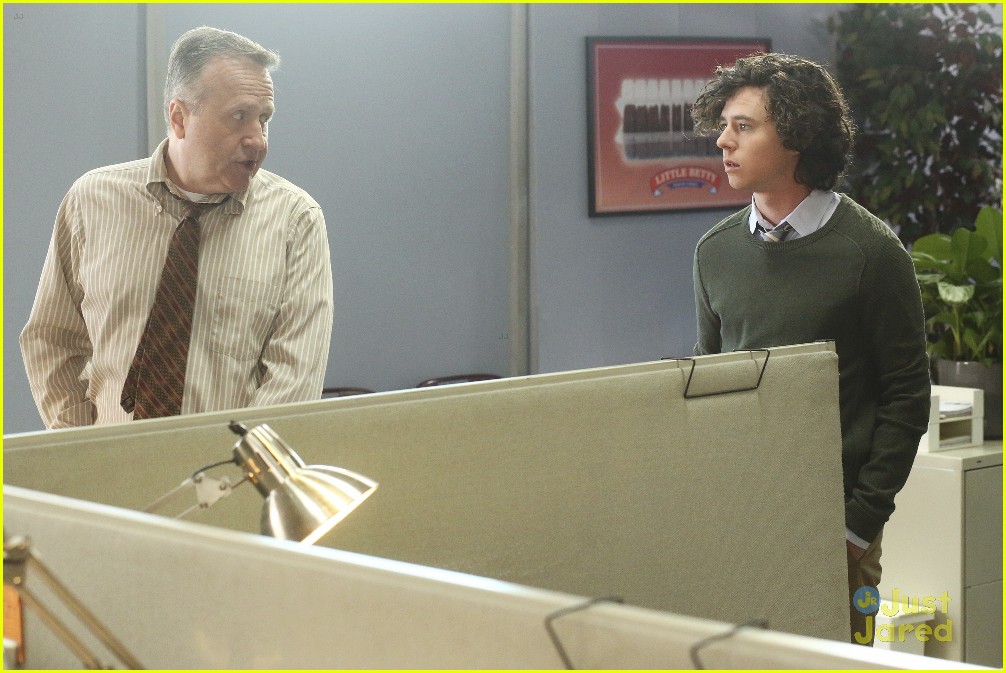 Axl Gets A Job On Tonight's 'The Middle' | Photo 926713 - Photo Gallery ...