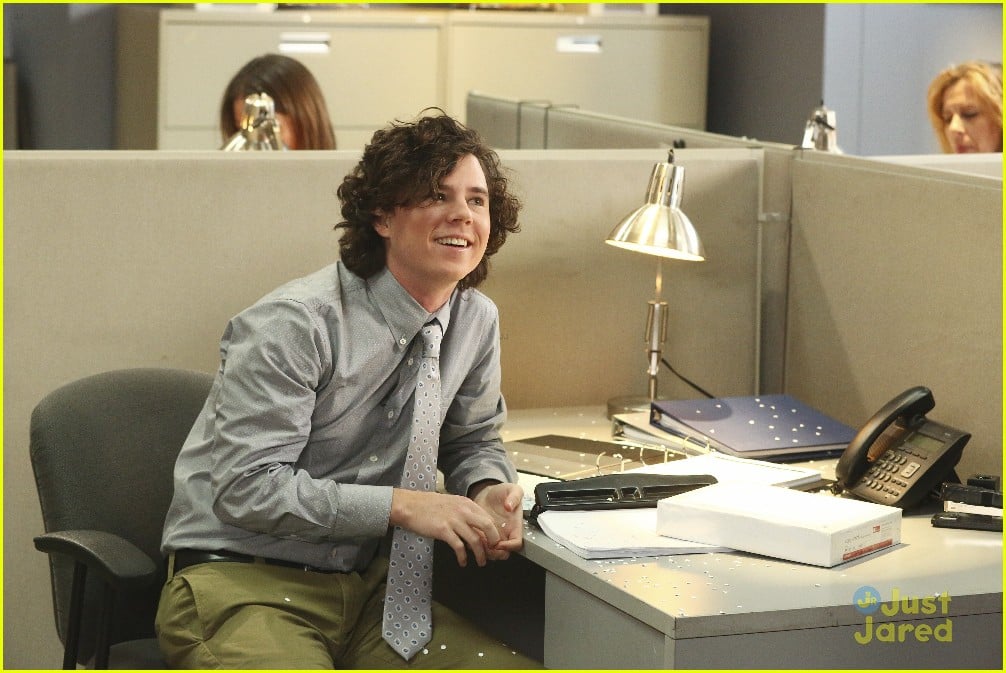 Axl Gets A Job On Tonight's 'The Middle' | Photo 926715 - Photo Gallery ...