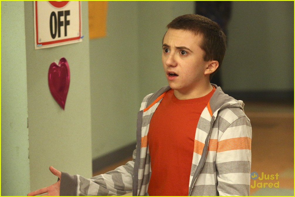 Axl Gets A Job On Tonight's 'The Middle' | Photo 926730 - Photo Gallery ...