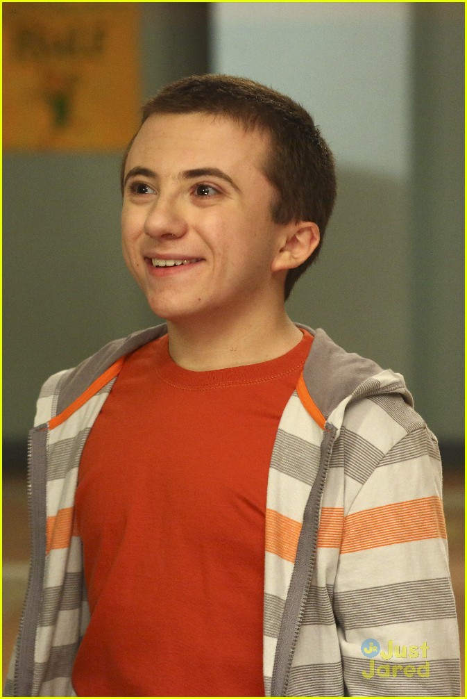 Axl Gets A Job On Tonight's 'The Middle' | Photo 926731 - Photo Gallery ...