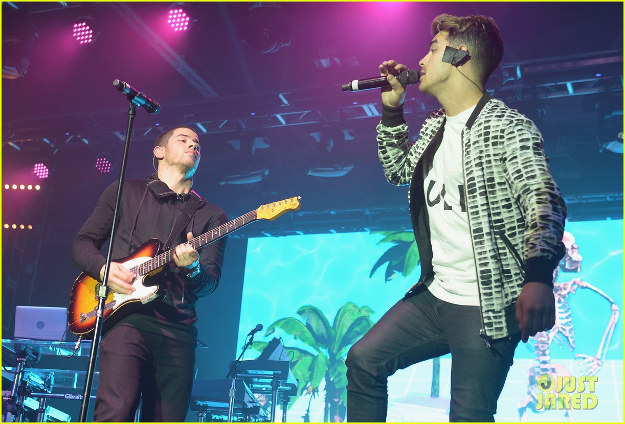 Nick Jonas Reunites With Joe Jonas For ESPN The Party Performance ...
