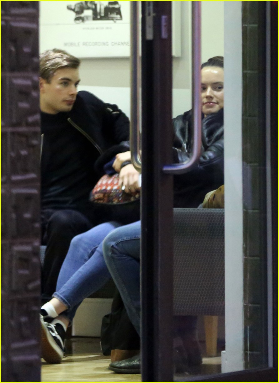 Daisy Ridley Bakes Lemon Cake After Play Makes Her Cry | Photo 925691 ...