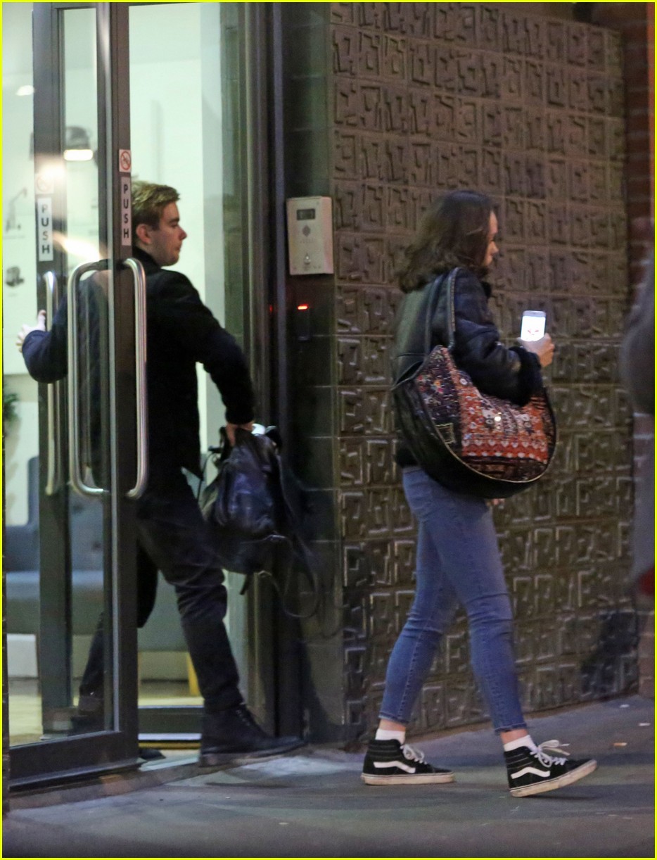 Daisy Ridley Bakes Lemon Cake After Play Makes Her Cry | Photo 925692 ...