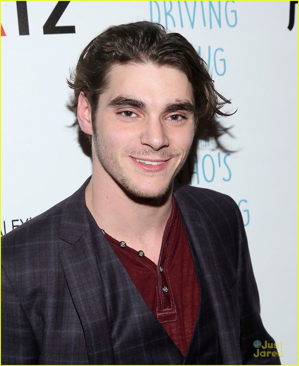 RJ Mitte Calls Out Everyone's Assumptions About Disabilities in ...