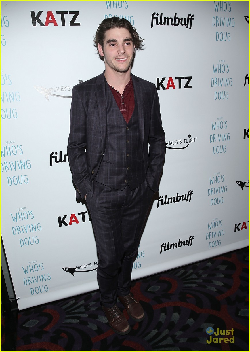 RJ Mitte Calls Out Everyone's Assumptions About Disabilities in ...