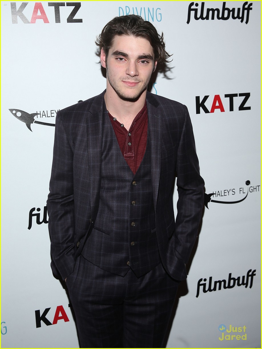 RJ Mitte Calls Out Everyone's Assumptions About Disabilities in ...