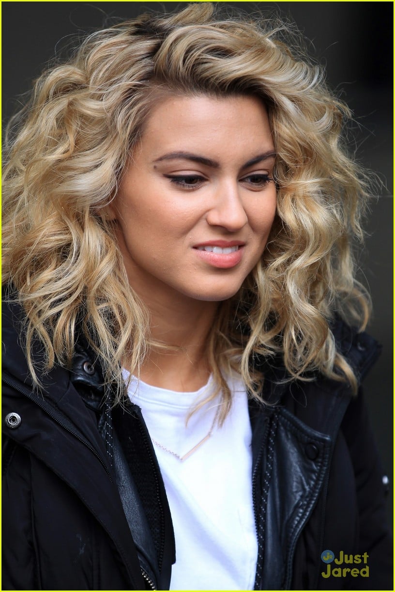 Full Sized Photo of tori kelly fan selfies bbc radio stop 12 | Tori ...