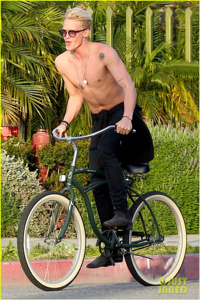 Cody Simpson Takes a Shirtless Bike Ride! | Photo 941797 - Photo ...