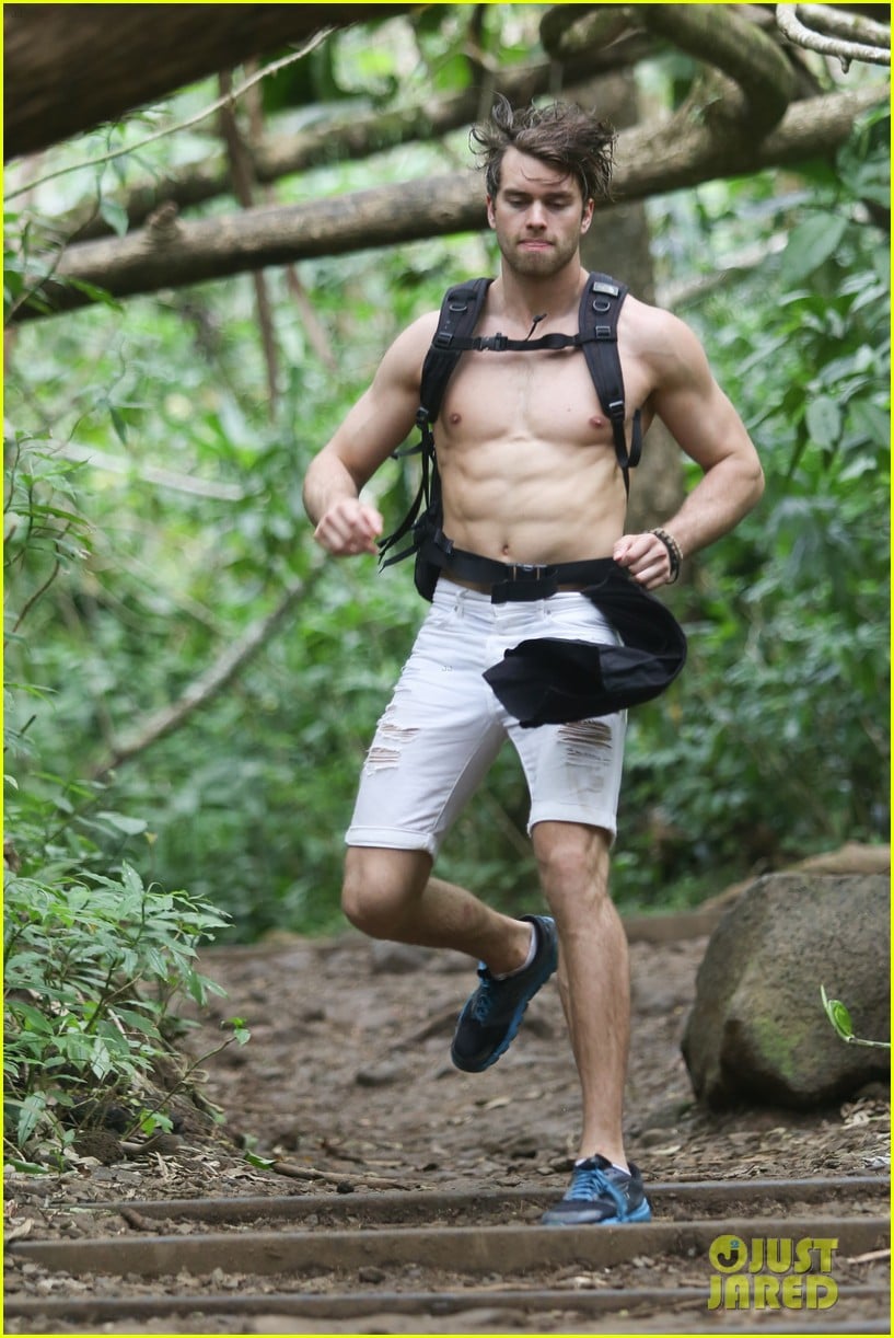 Pierson Fode Puts His Six-Pack on Display in Hawaii | Photo 948012 ...